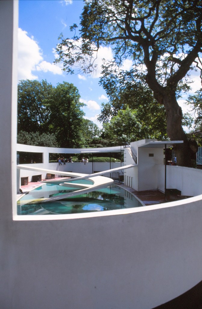 London: Penguin Pool, London Zoo (UK) – STEPHENVARADY_ARCHITRAVELLER